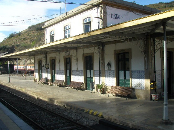 The historic Douro train is back and will make journeys until November ...