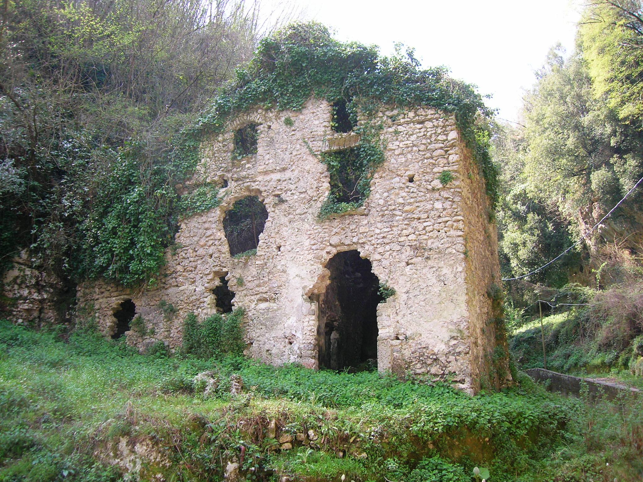 O “Vale dos Moinhos”, as majestosas ruínas no interior de uma enorme fenda — idealista/news