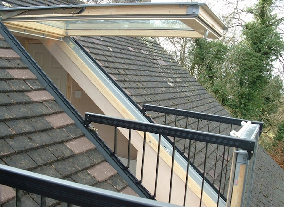 A solução para uma casa sem terraço? Uma janela que se transforma em ...