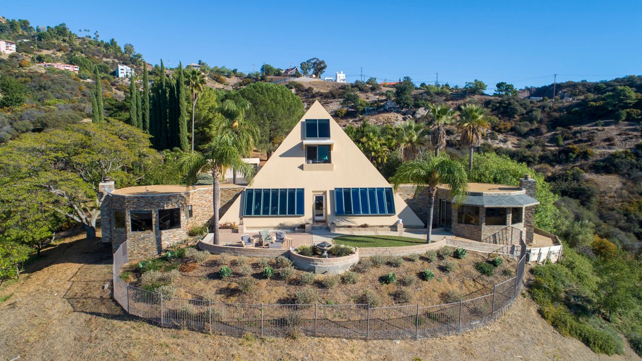 Esta casa de luxo em forma de pirâmide fica em Los Angeles e está à ...