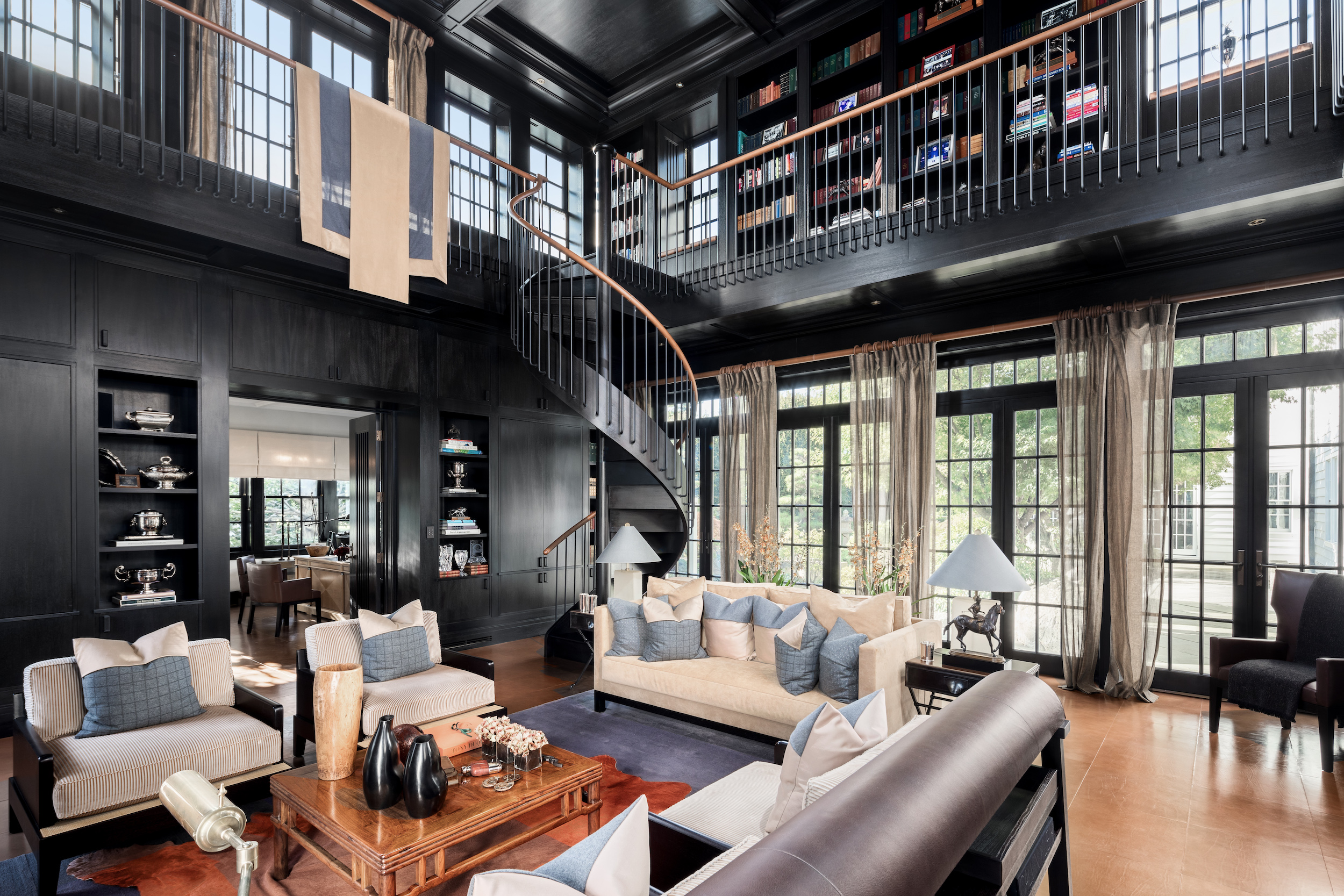 Uma mansão que engana: clássica por fora, mas moderna por dentro ...