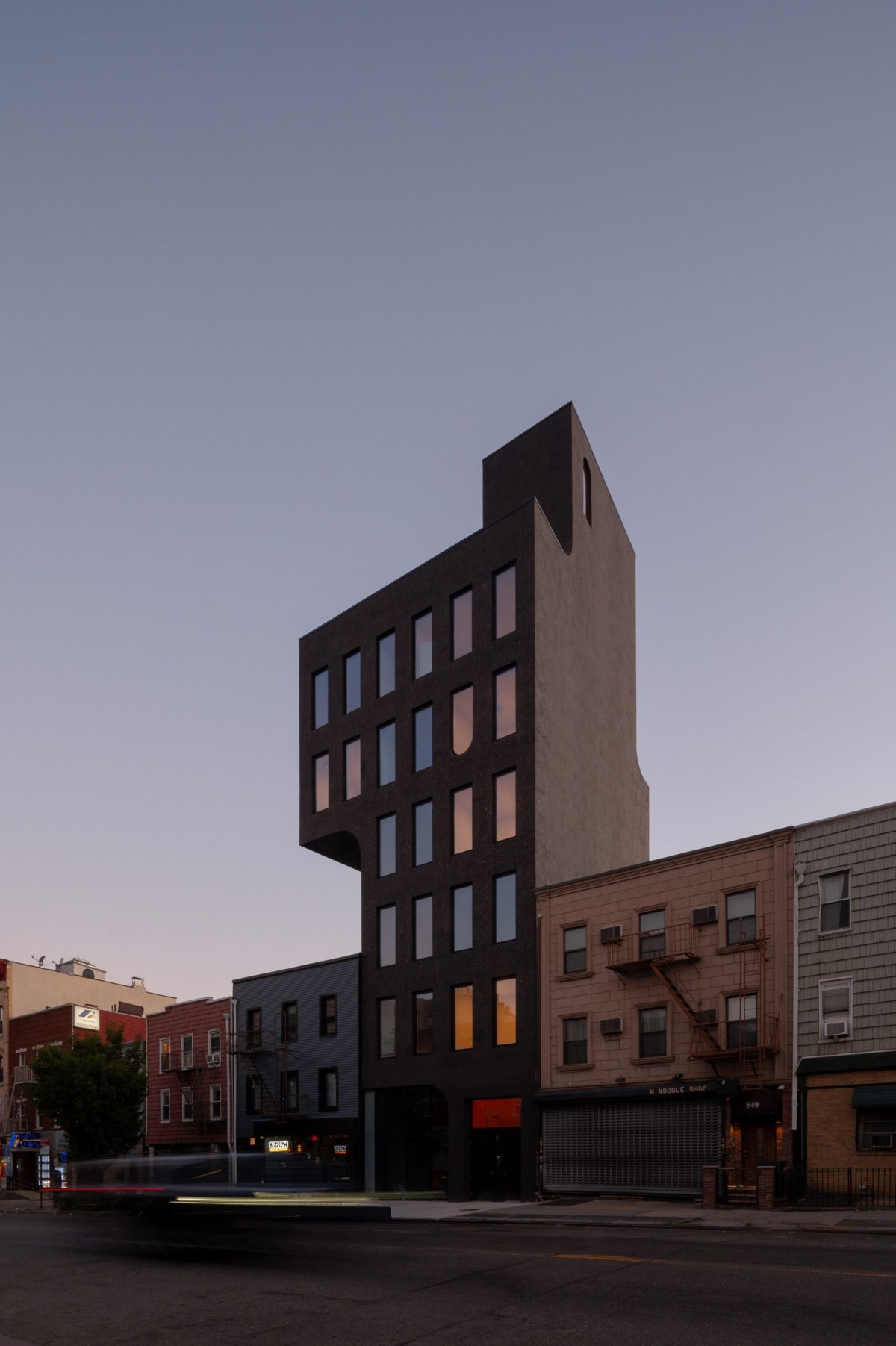 Em Brooklyn há um edifício que ganha espaço sem ocupar mais terreno ...