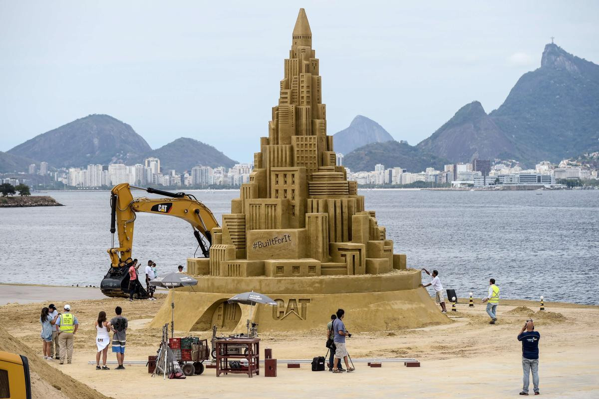Quinze dias e cinco máquinas para construir o maior castelo de areia do ...