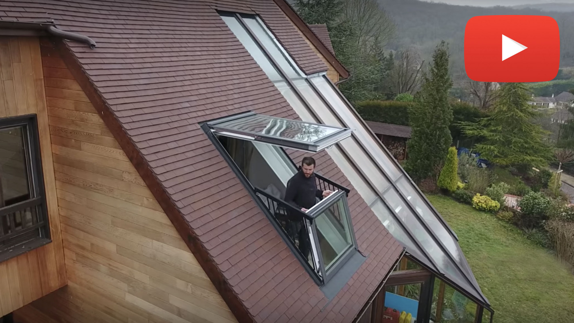 A solução para uma casa sem terraço? Uma janela que se transforma em ...