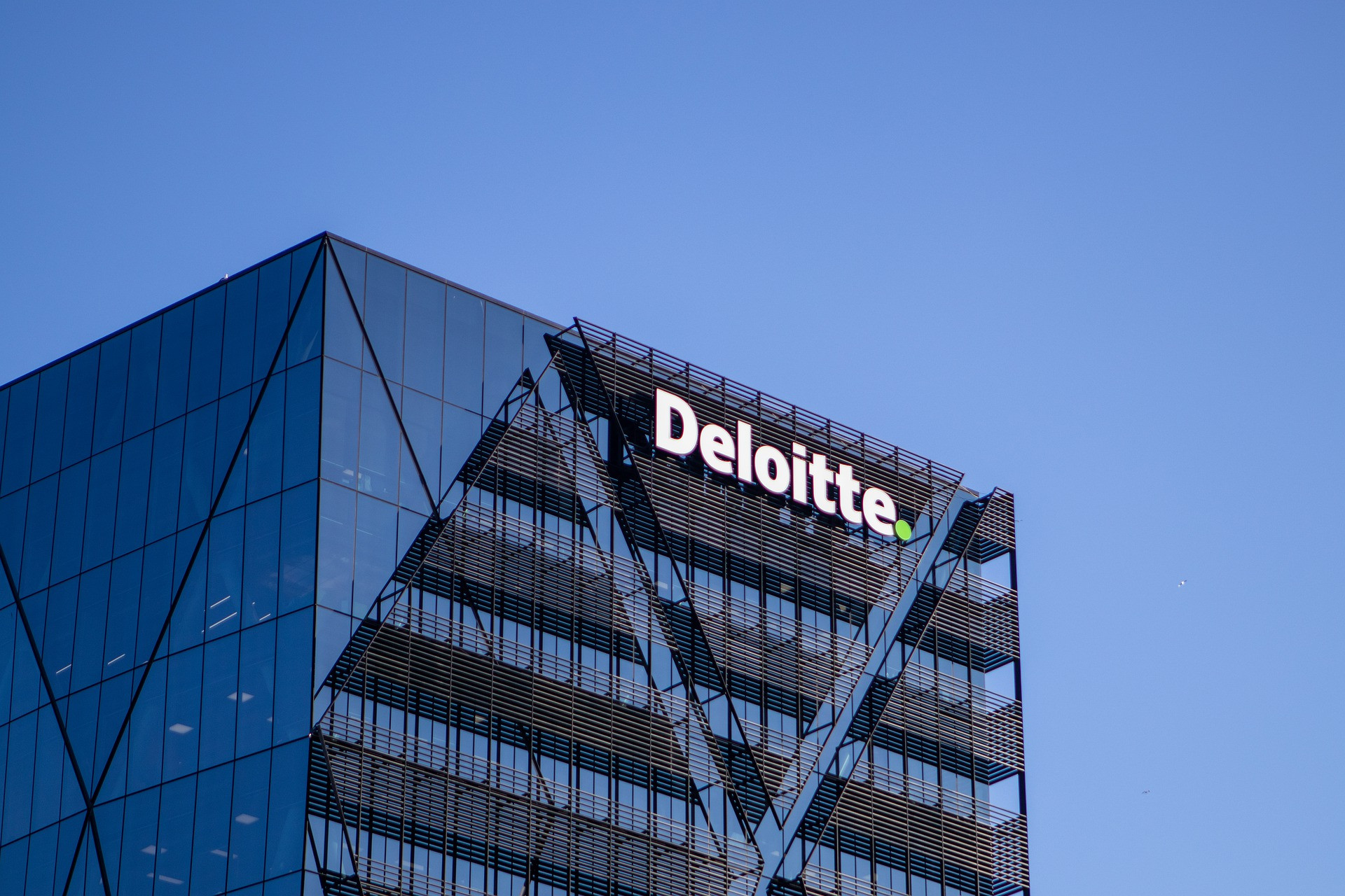 Deloitte fecha quatro escritórios no Reino Unido e põe 500 pessoas em ...