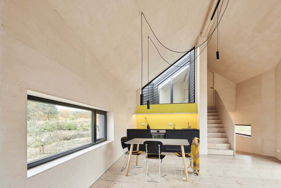 Viver num duplex pré-fabricado: este esconde um interior incrível ...