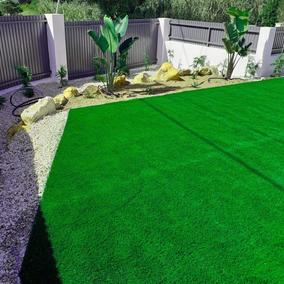 Como aplicar relva artificial em casa sem perder muito tempo ...